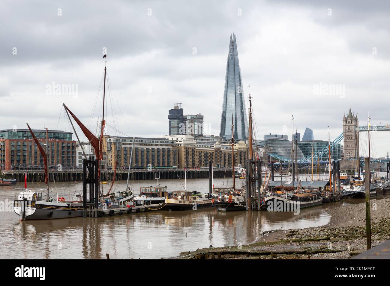 The tower of london and barges on the thames hi-res stock photography ...