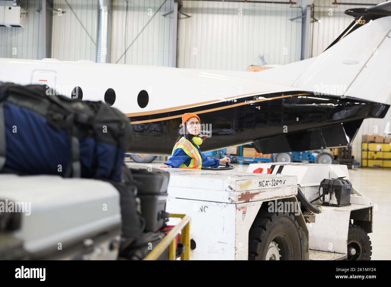 Ground crew baggage cart hi-res stock photography and images - Alamy