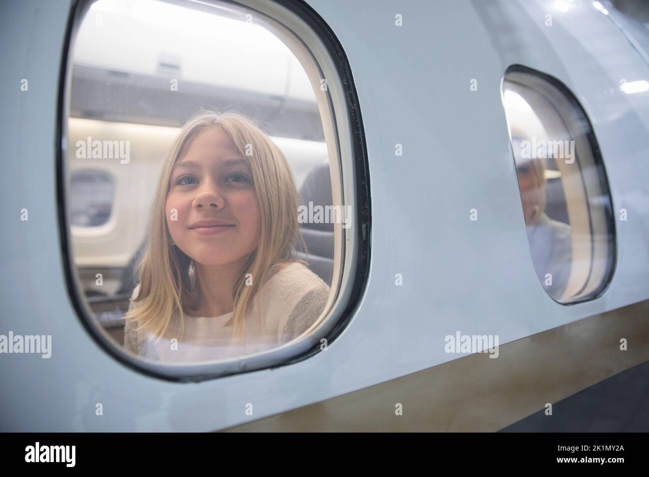 Looking out airplane hi-res stock photography and images - Alamy