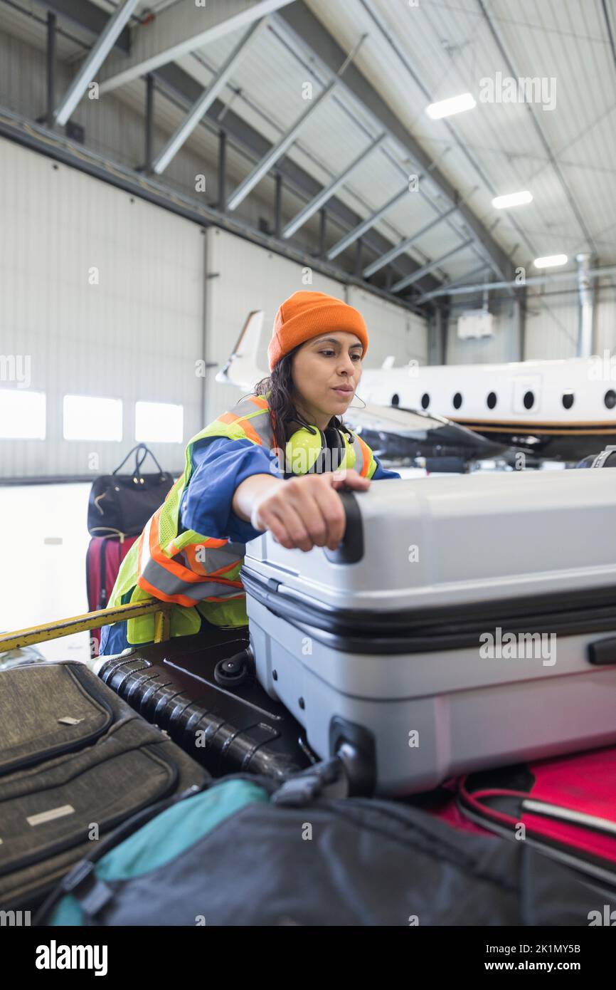 Airplane unloading hi-res stock photography and images - Alamy