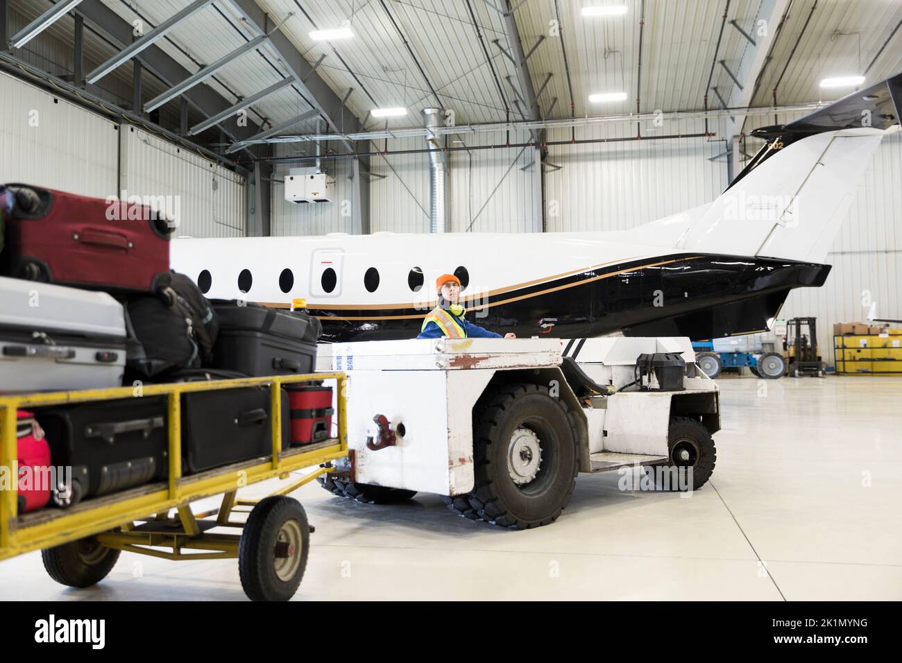 Ground crew baggage cart hi-res stock photography and images - Alamy