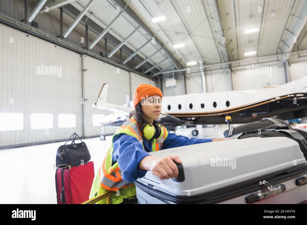 Airplane unloading hi-res stock photography and images - Alamy