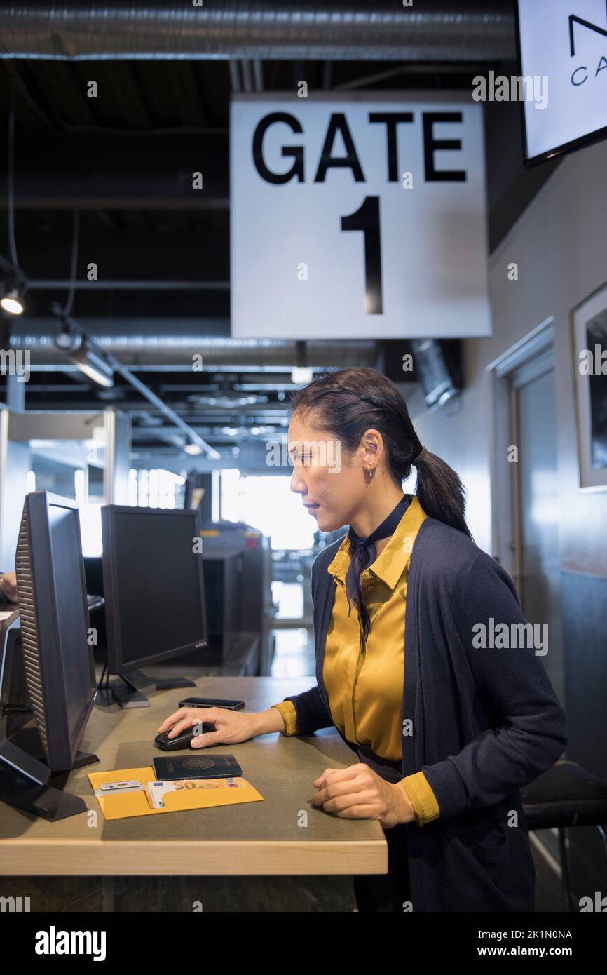 Airport counter uniform hi-res stock photography and images - Alamy