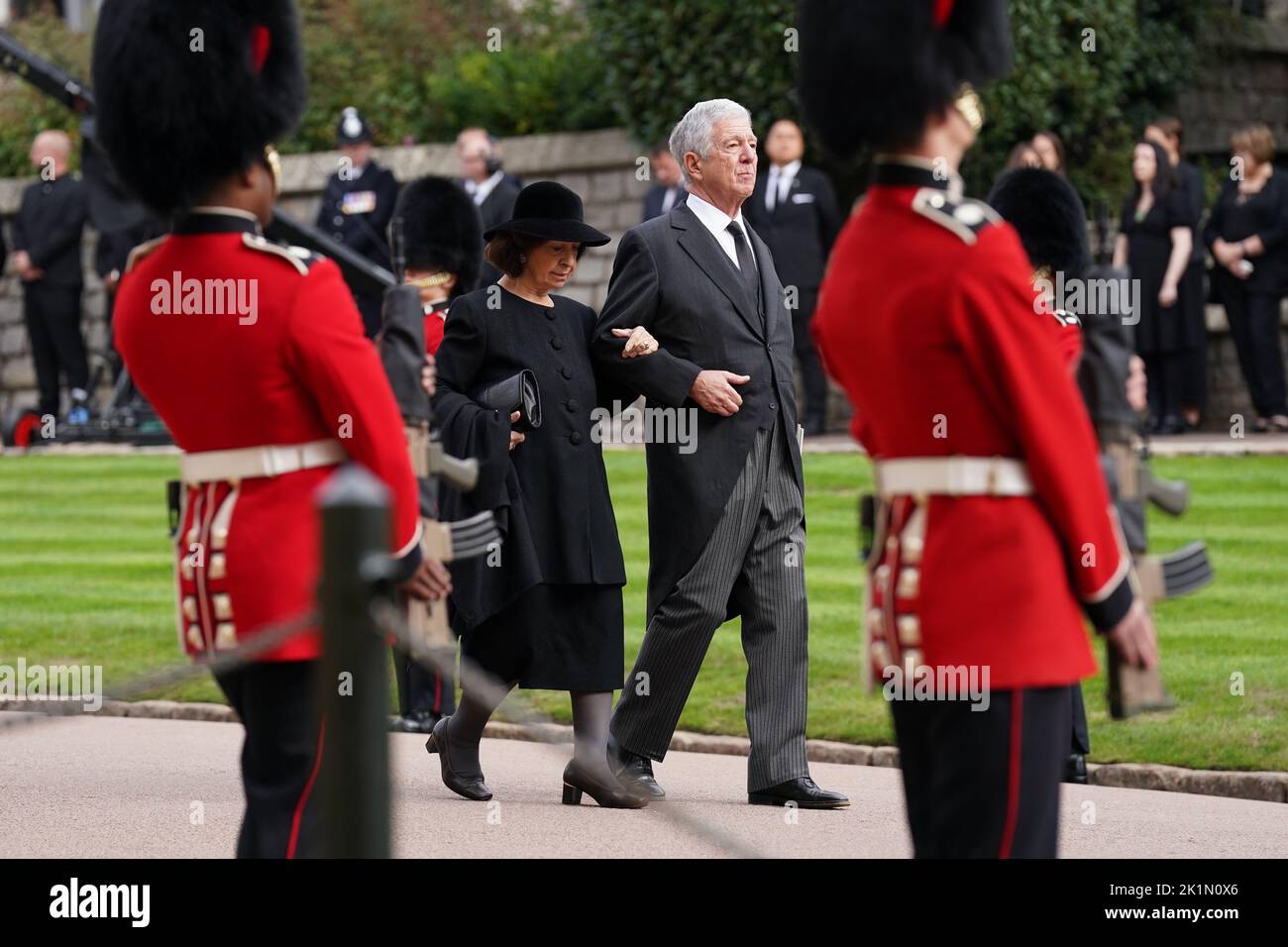 Mourners arrive for the committal service for queen elizabeth ii held ...