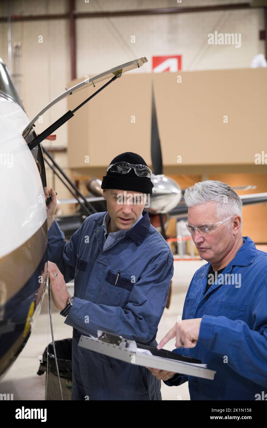Airplane mechanics hi-res stock photography and images - Alamy