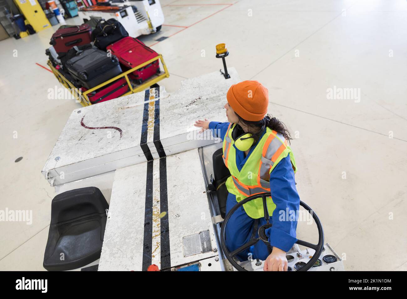 Ground handling crew hi-res stock photography and images - Alamy