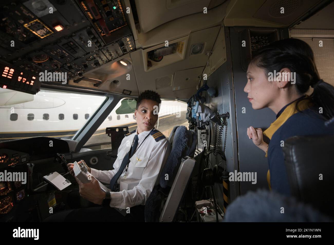 Female asian airline pilot hi-res stock photography and images - Alamy