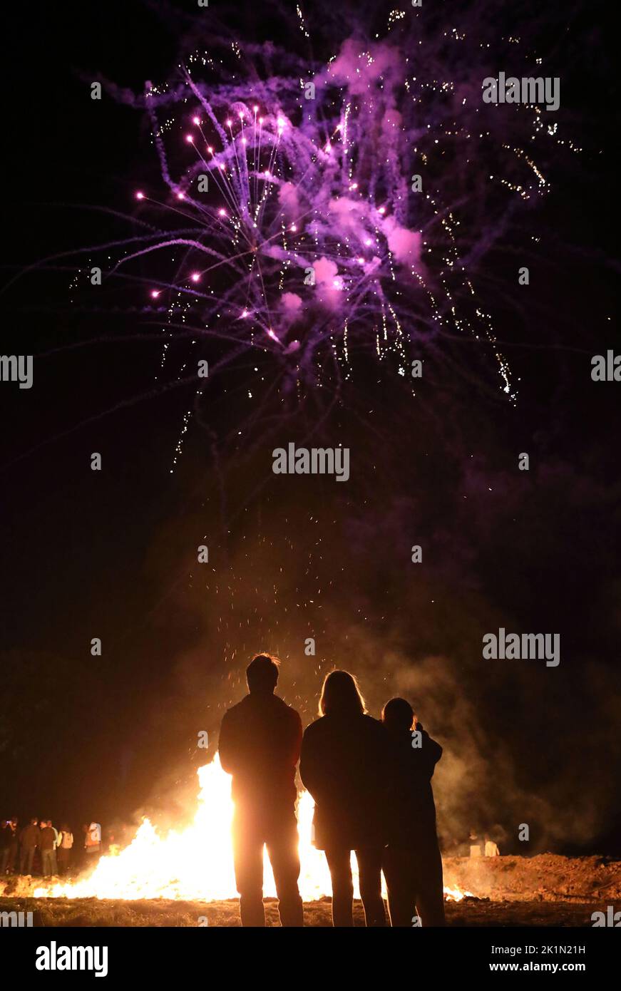 Family bonfire fireworks hi-res stock photography and images - Alamy
