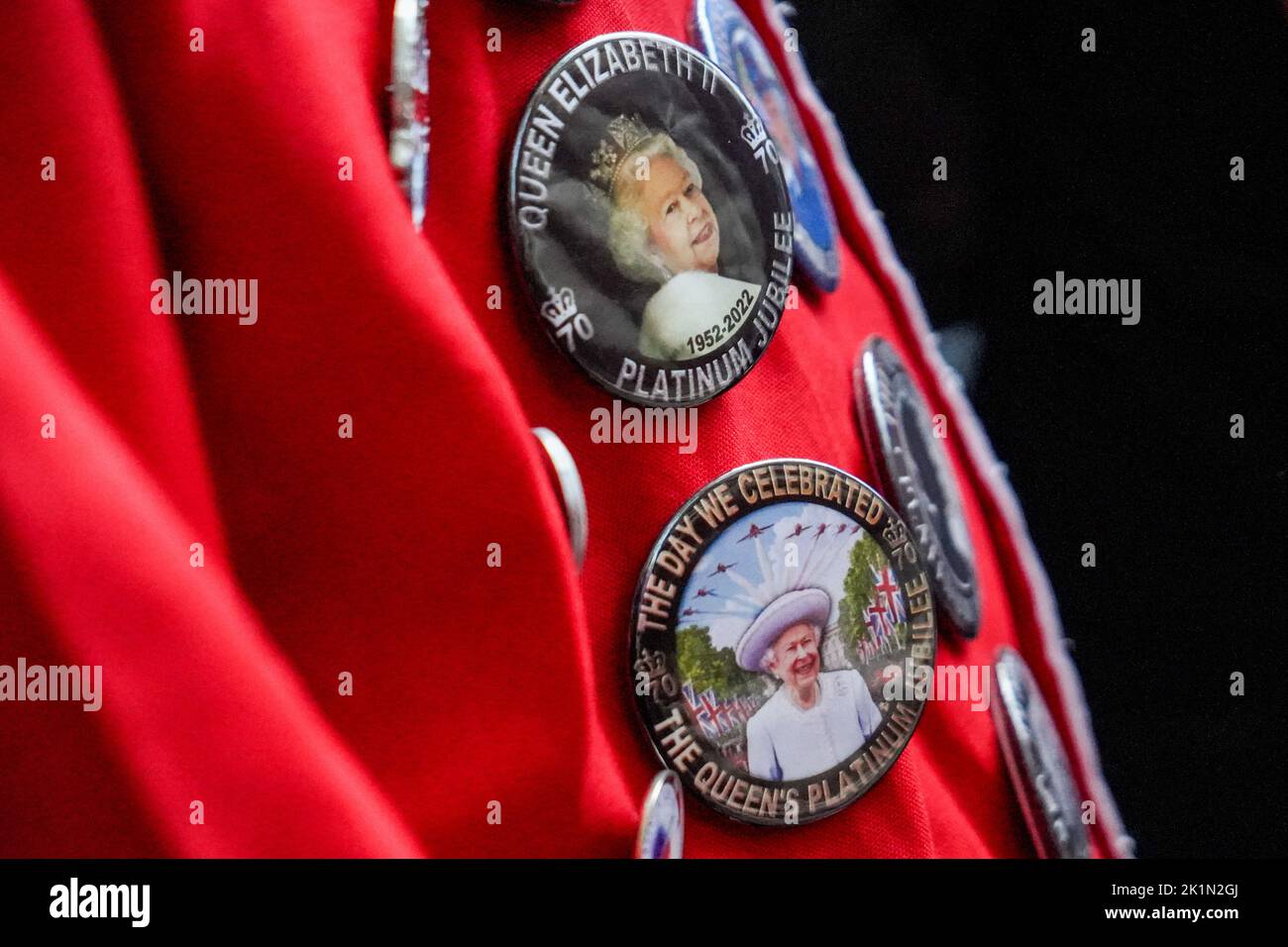 London, UK. 19th Sep, 2022. A man pays his tribute to Queen Elizabeth ...