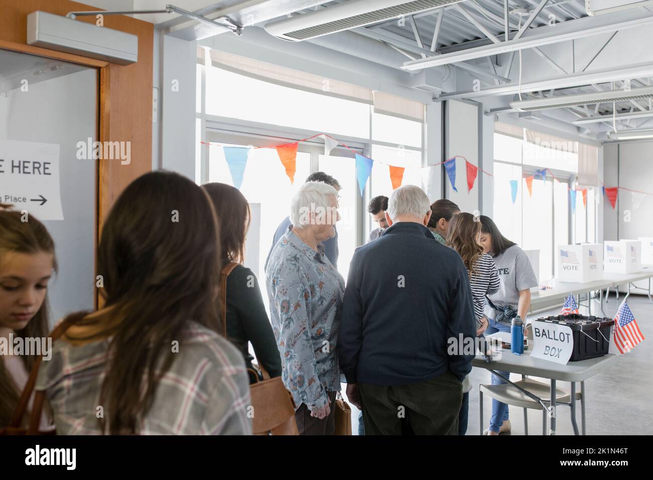 Queue in 2 hi-res stock photography and images - Alamy