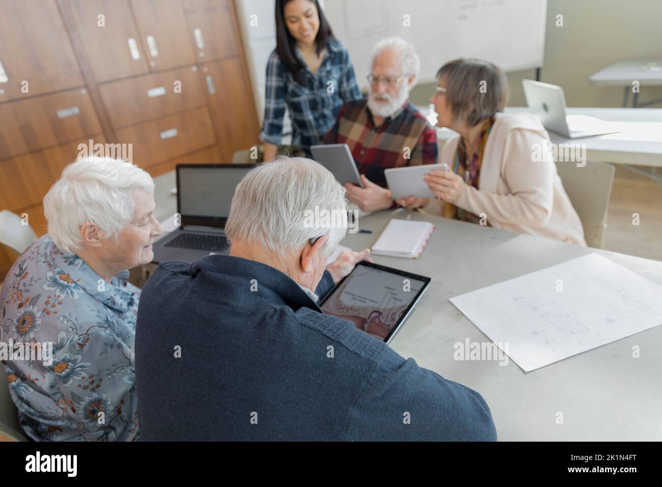 Seniors and technology hi-res stock photography and images - Alamy