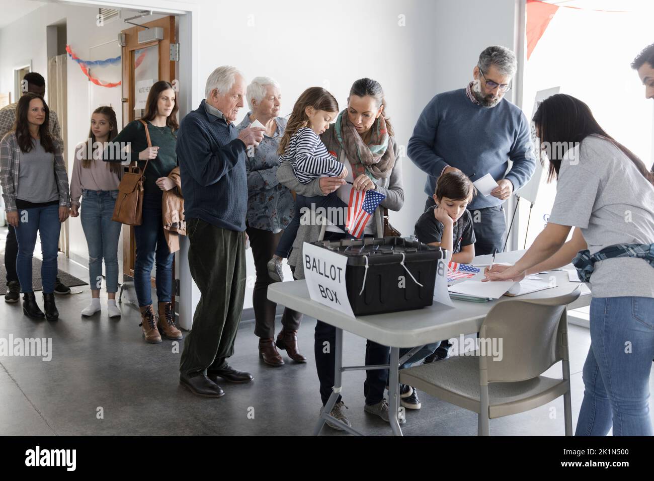 Queue in 2 hi-res stock photography and images - Alamy