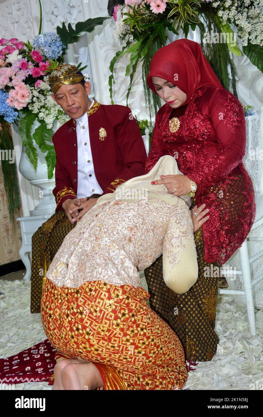 Javanese Traditional Wedding Stock Photo - Alamy