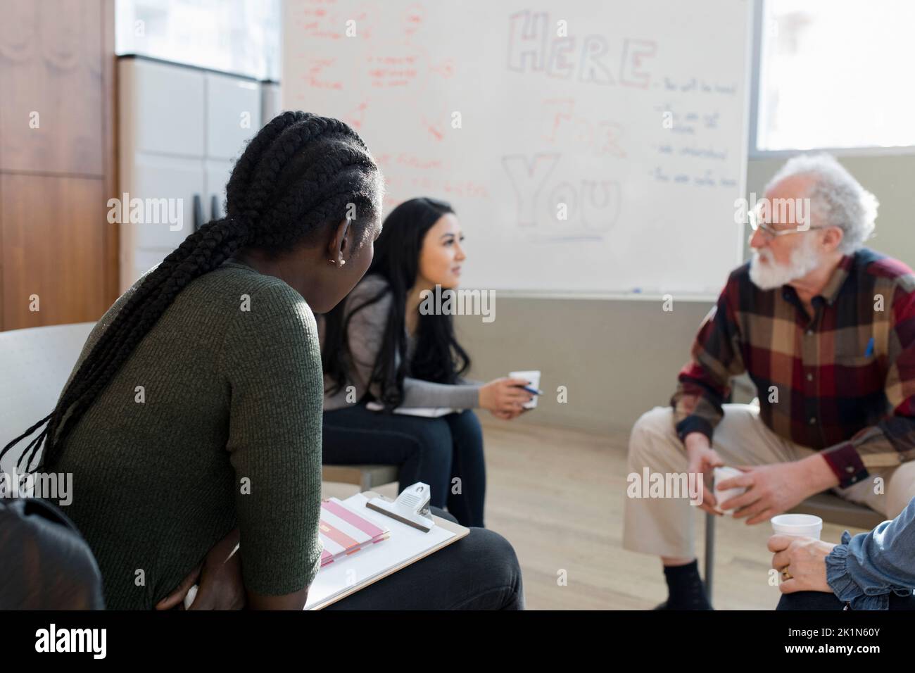 Senior people in meeting hi-res stock photography and images - Alamy