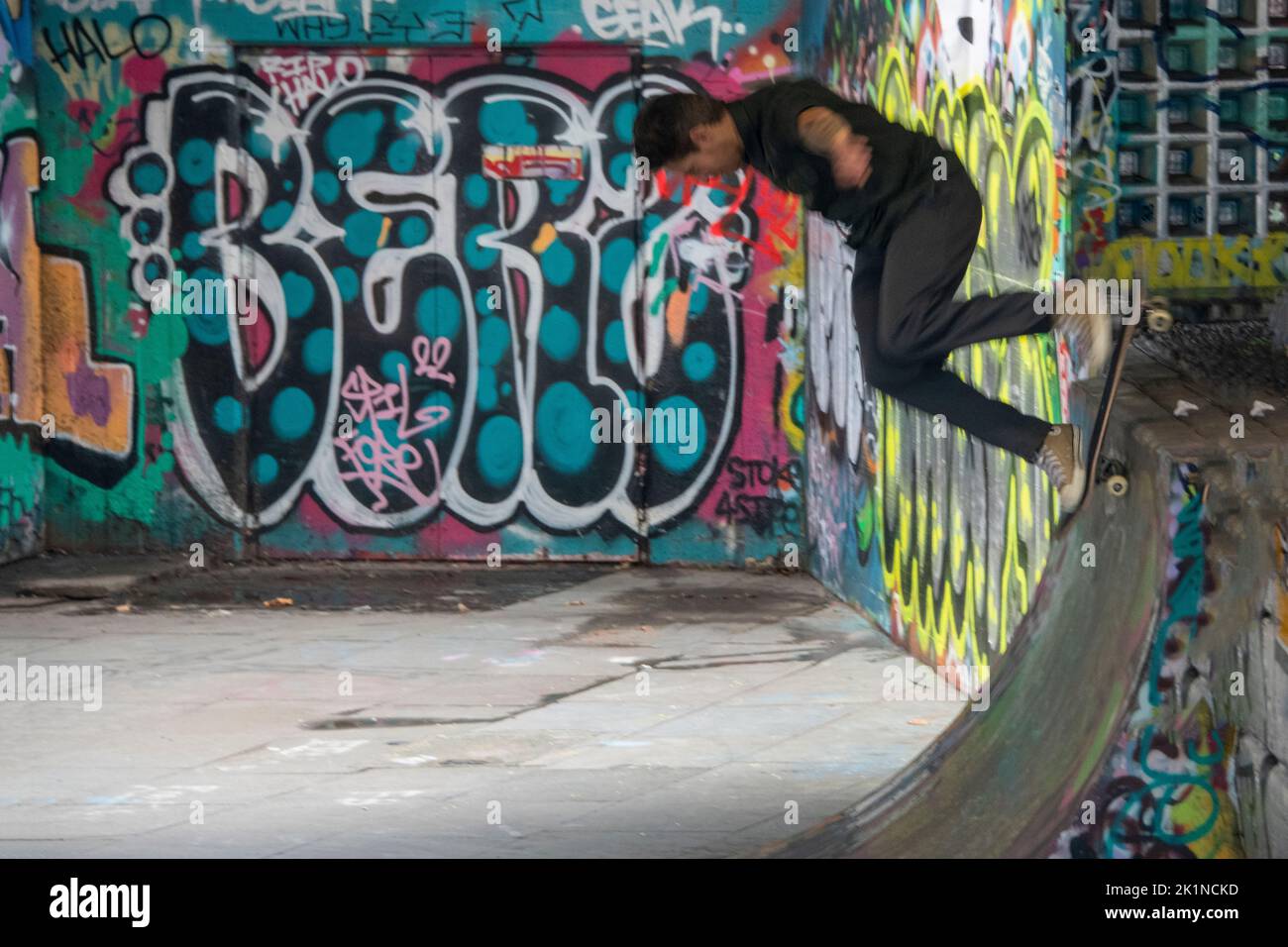 Skateboarder making tricks hi-res stock photography and images - Alamy