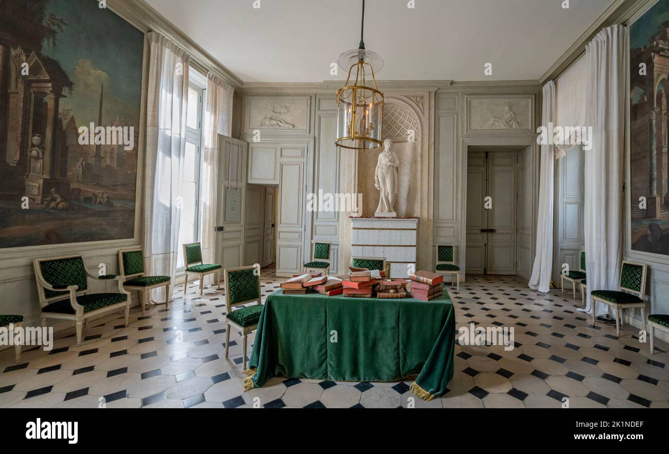 Paris window woman vintage hi-res stock photography and images - Alamy