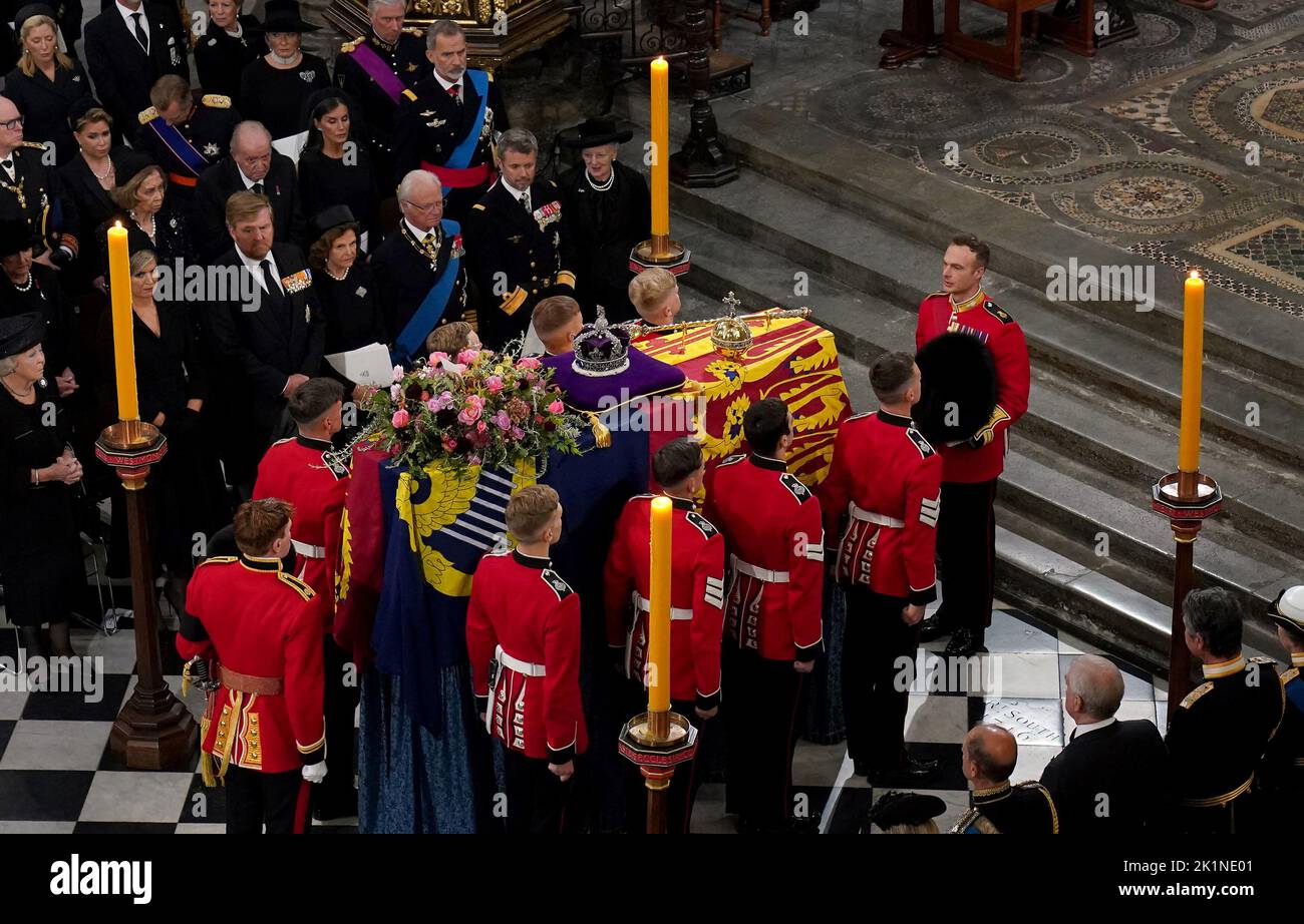 Queen coffin bearer hi-res stock photography and images - Alamy