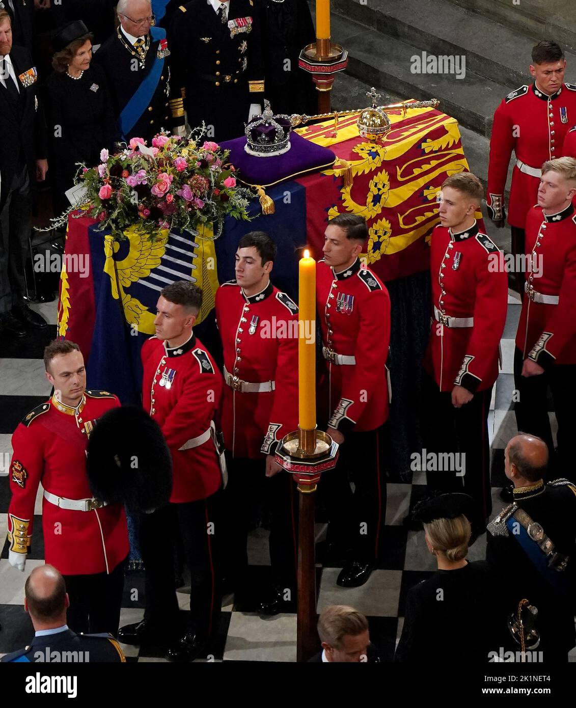 Queen coffin bearer hi-res stock photography and images - Alamy