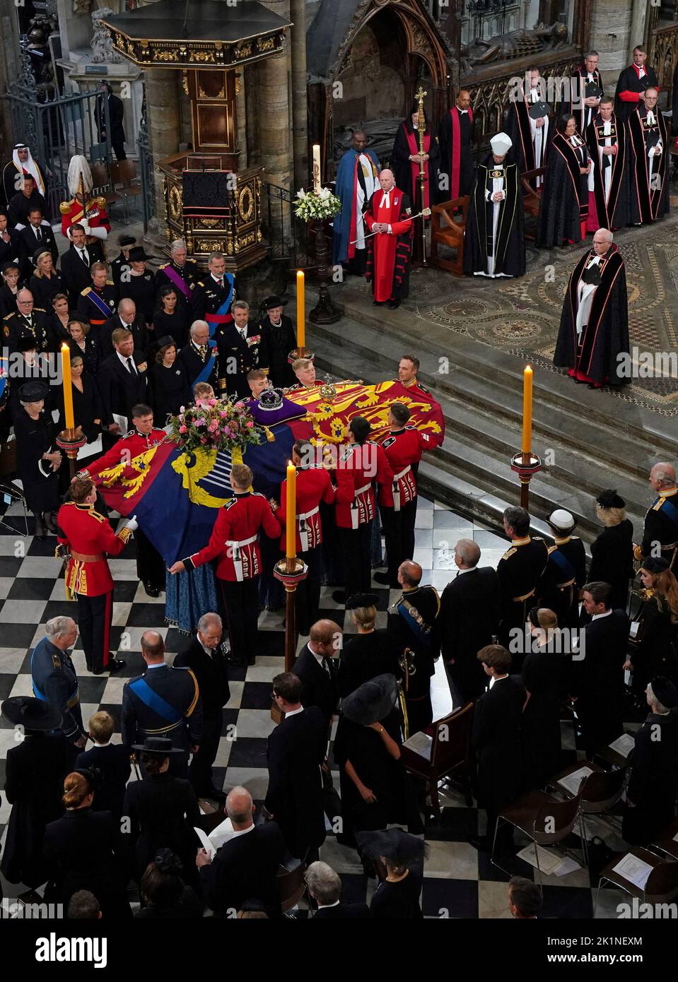 Queen coffin bearer hi-res stock photography and images - Alamy