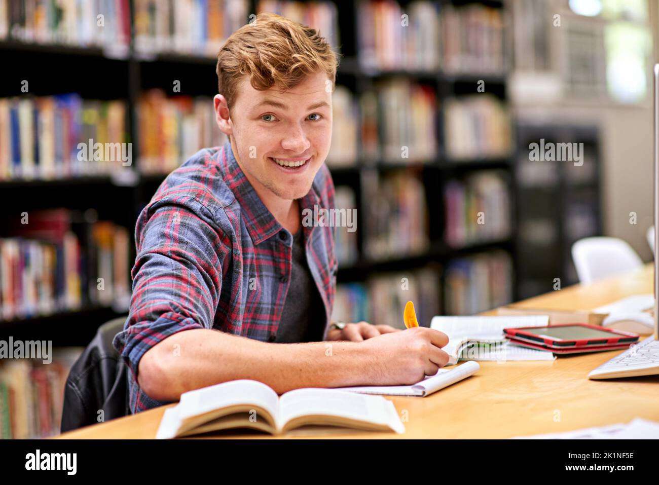 Library table hi-res stock photography and images - Alamy