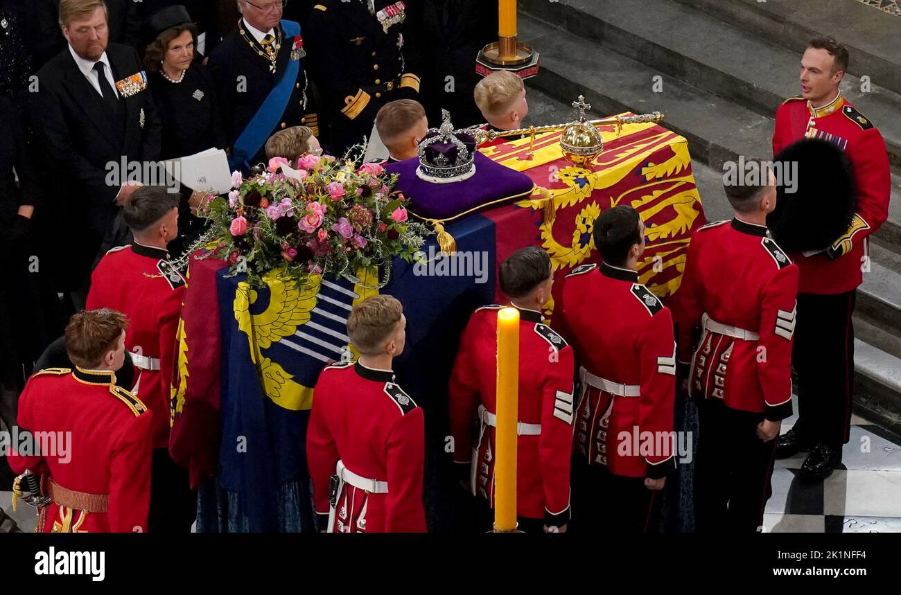 Queen coffin bearer hi-res stock photography and images - Alamy