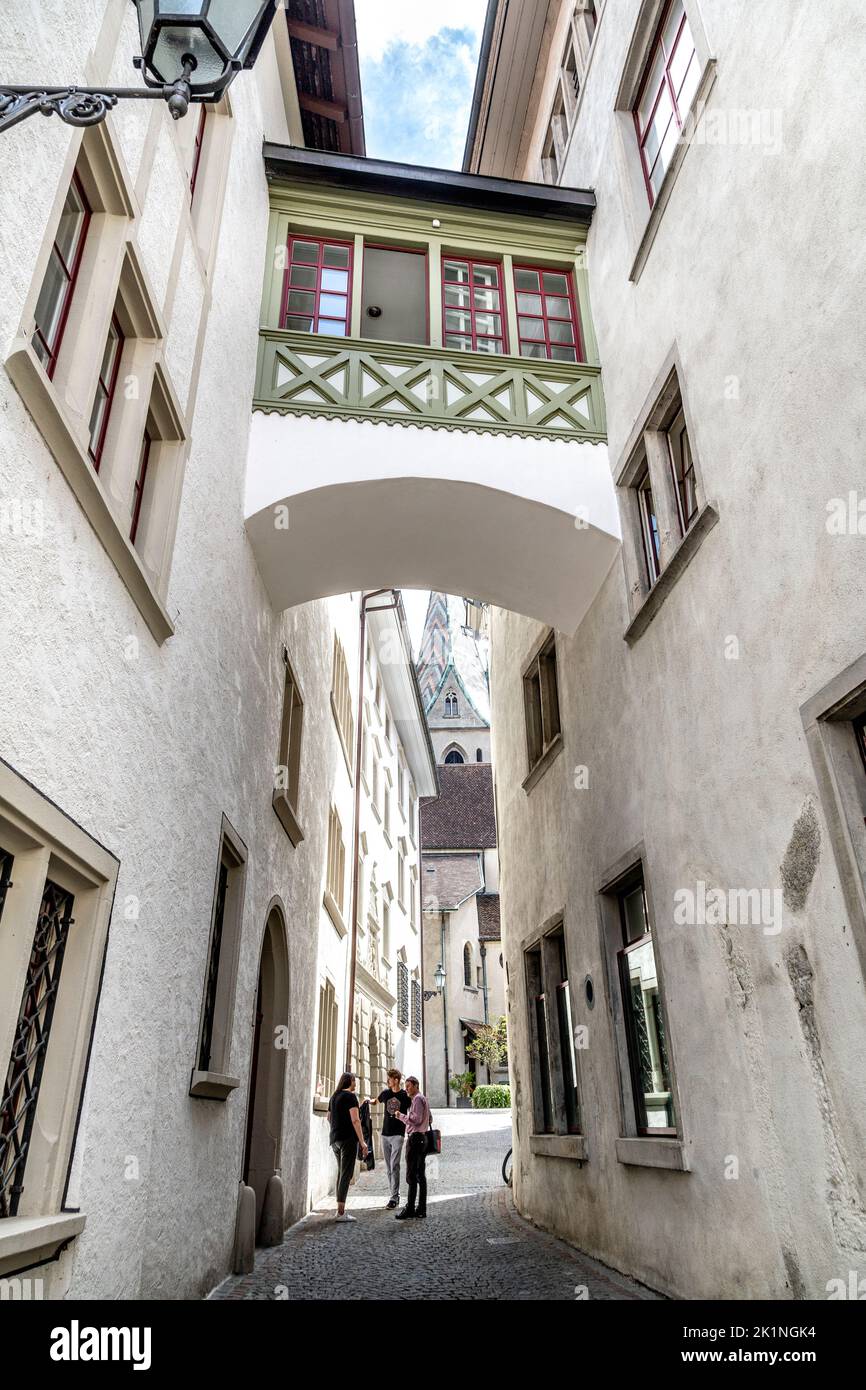 Narrow alley with arched bridge connecting buildings, Rathausgasse ...