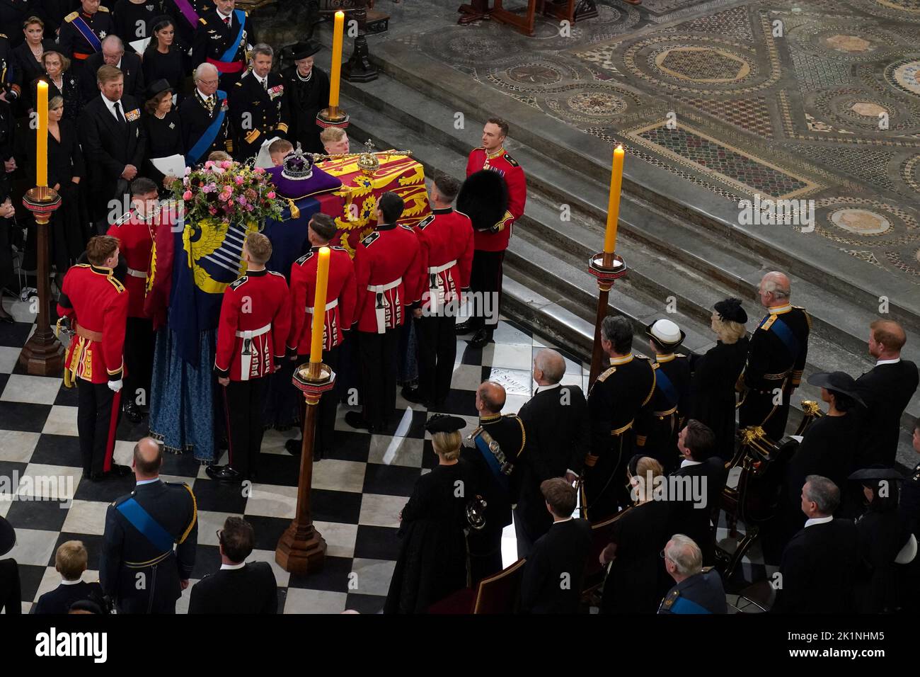 Queen coffin bearer hi-res stock photography and images - Alamy