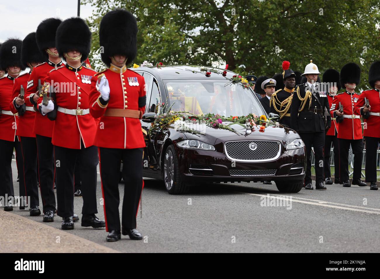 Windsor, UK. 19th Sep, 2022. The hearse carrying the coffin of Britain ...