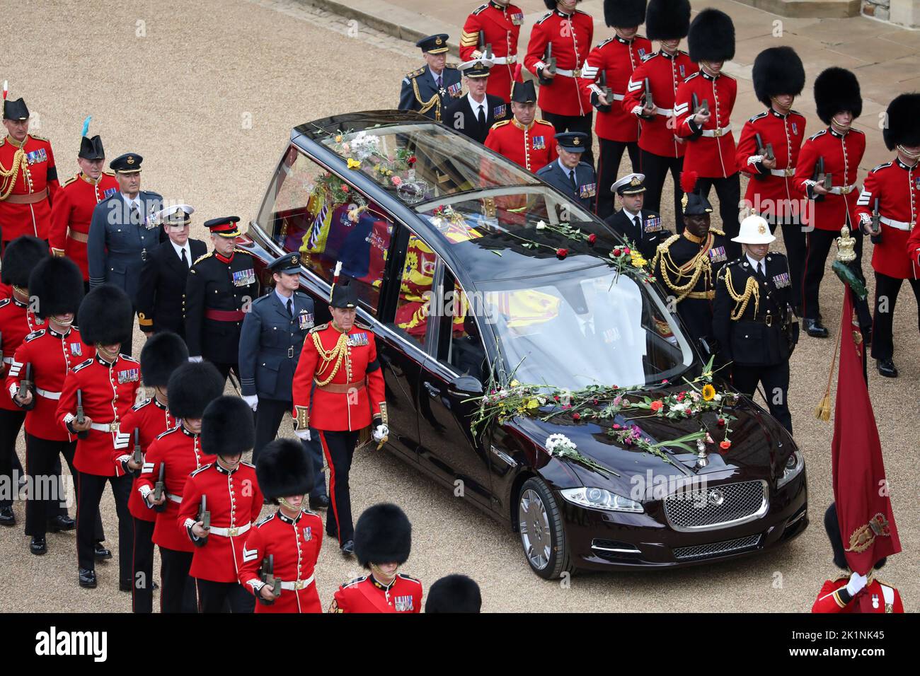 Windsor, UK. 19th Sep, 2022. The hearse carrying the coffin of Britain ...