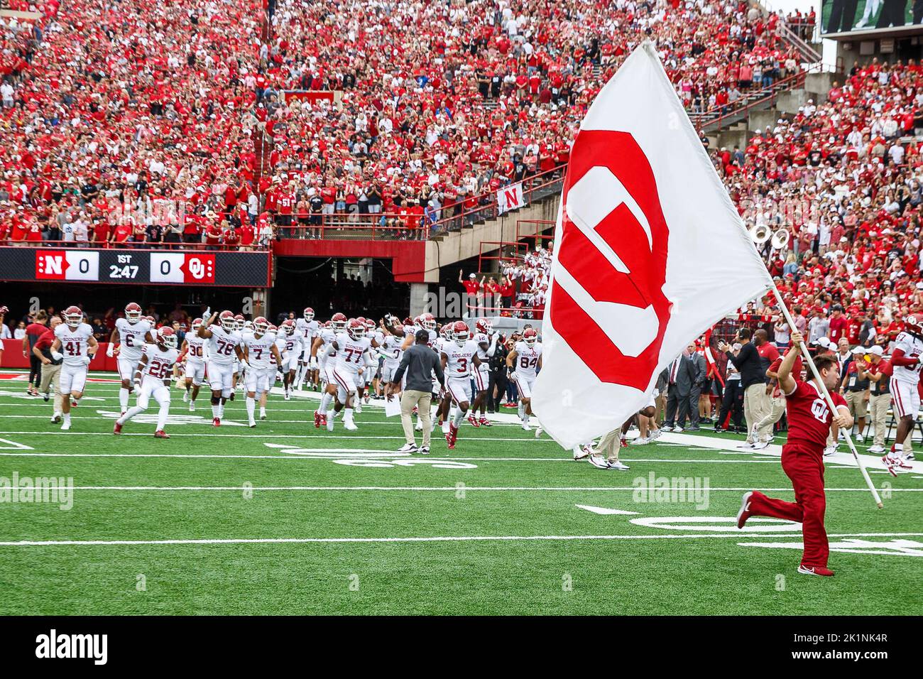 Lincoln, NE. U.S. 17th Sep, 2022. Oklahoma Sooners run on to the field ...