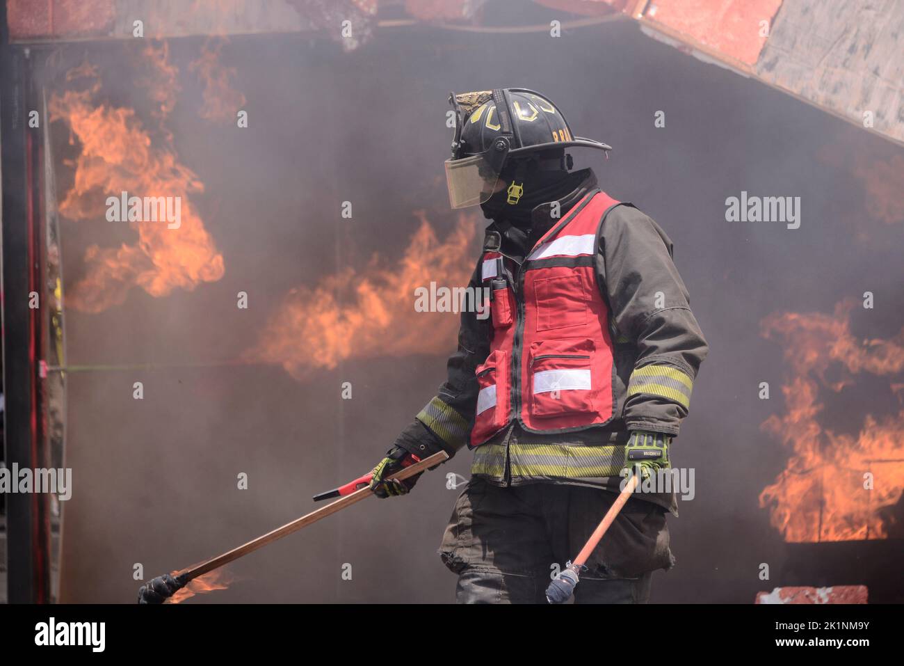 Mexico City, Mexico. 19th Sep, 2022. Elements of civil protection, fire ...