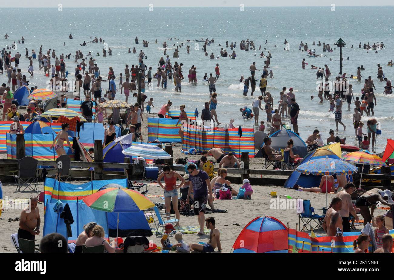 THE PACKED BEACH AT WEST WITTERING BEACH, WEST SUSSEX PIC MIKE WALKER ...