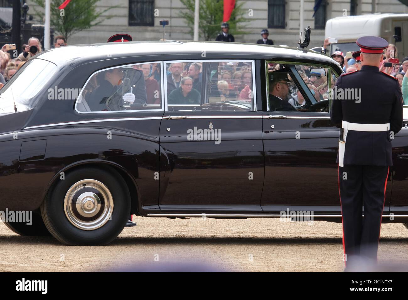 Her majesty queens funeral procession hi-res stock photography and ...