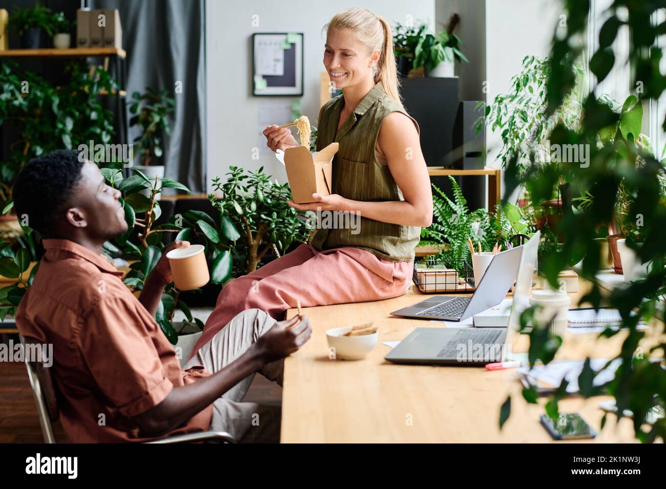 Green office aesthetics hi-res stock photography and images - Alamy