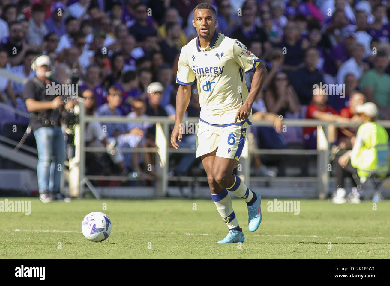 Isak Hien of Hellas Verona FC play the ball during ACF Fiorentina vs ...