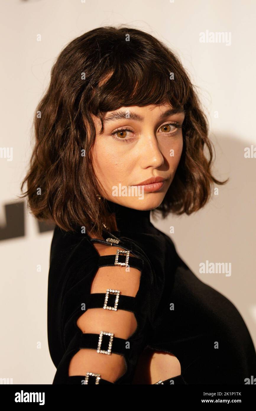 Sydney chandler red carpet hi-res stock photography and images - Alamy