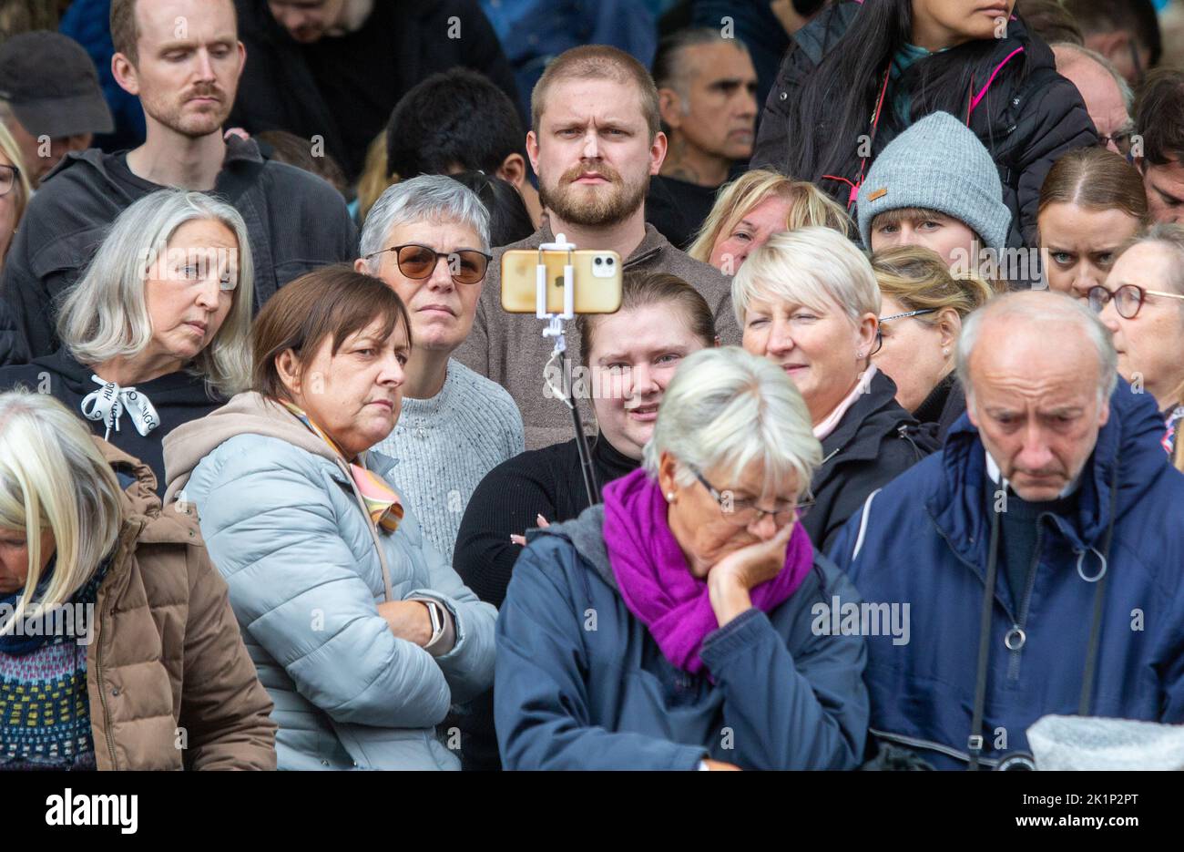 London, England, UK. 19th Sep, 2022. Mourners listen live radio ...