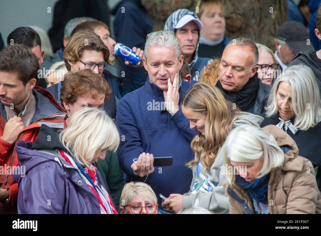 London, England, UK. 19th Sep, 2022. Mourners listen live radio ...
