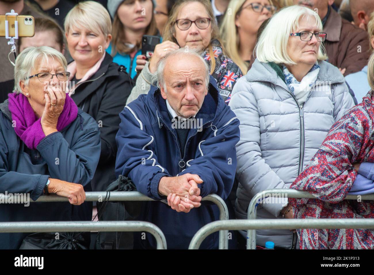 London, England, UK. 19th Sep, 2022. Mourners listen live radio ...