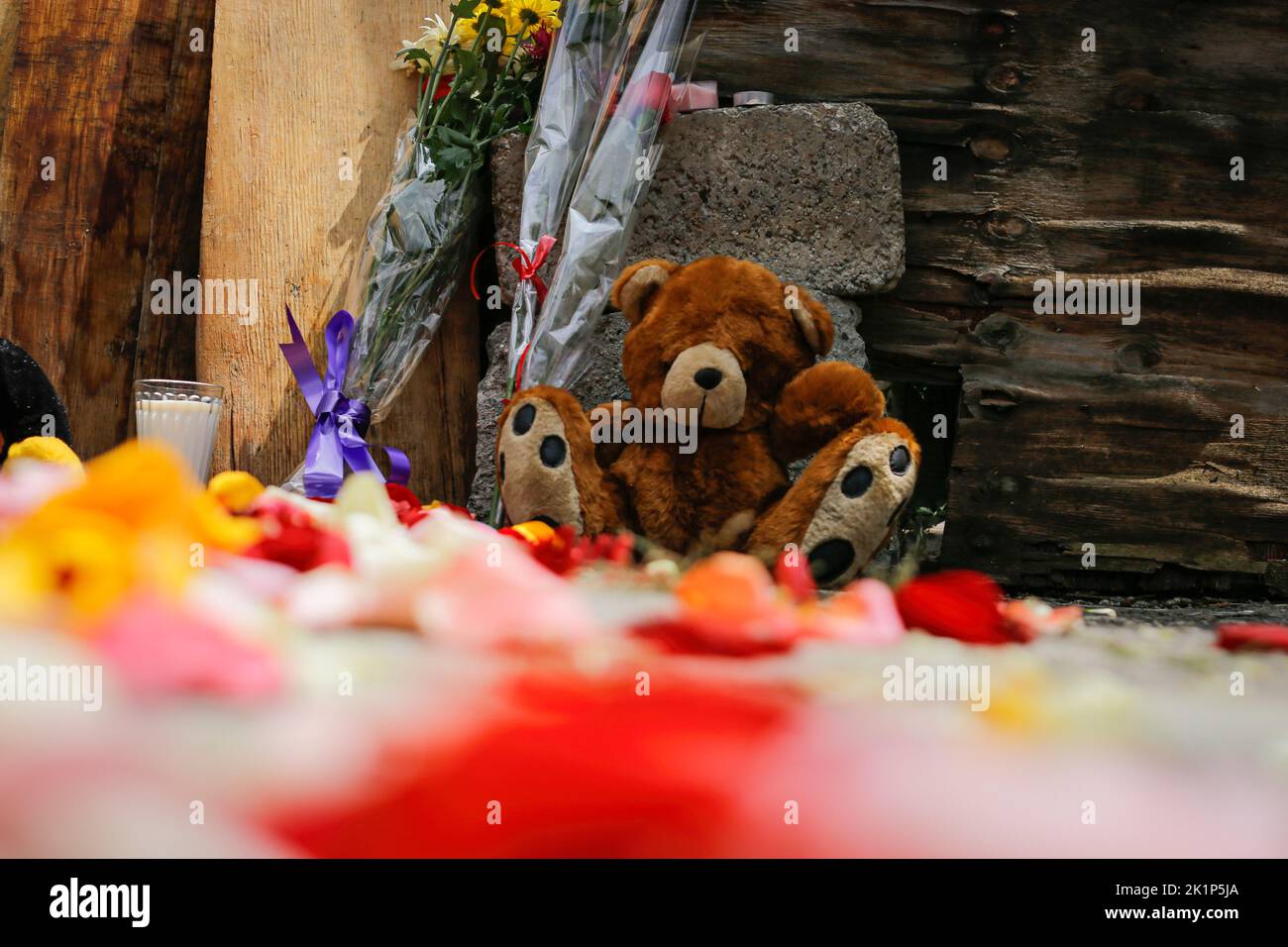 Mexico, Mexico. 18th Sep, 2022. Flowers and a teddy bear placed outside ...