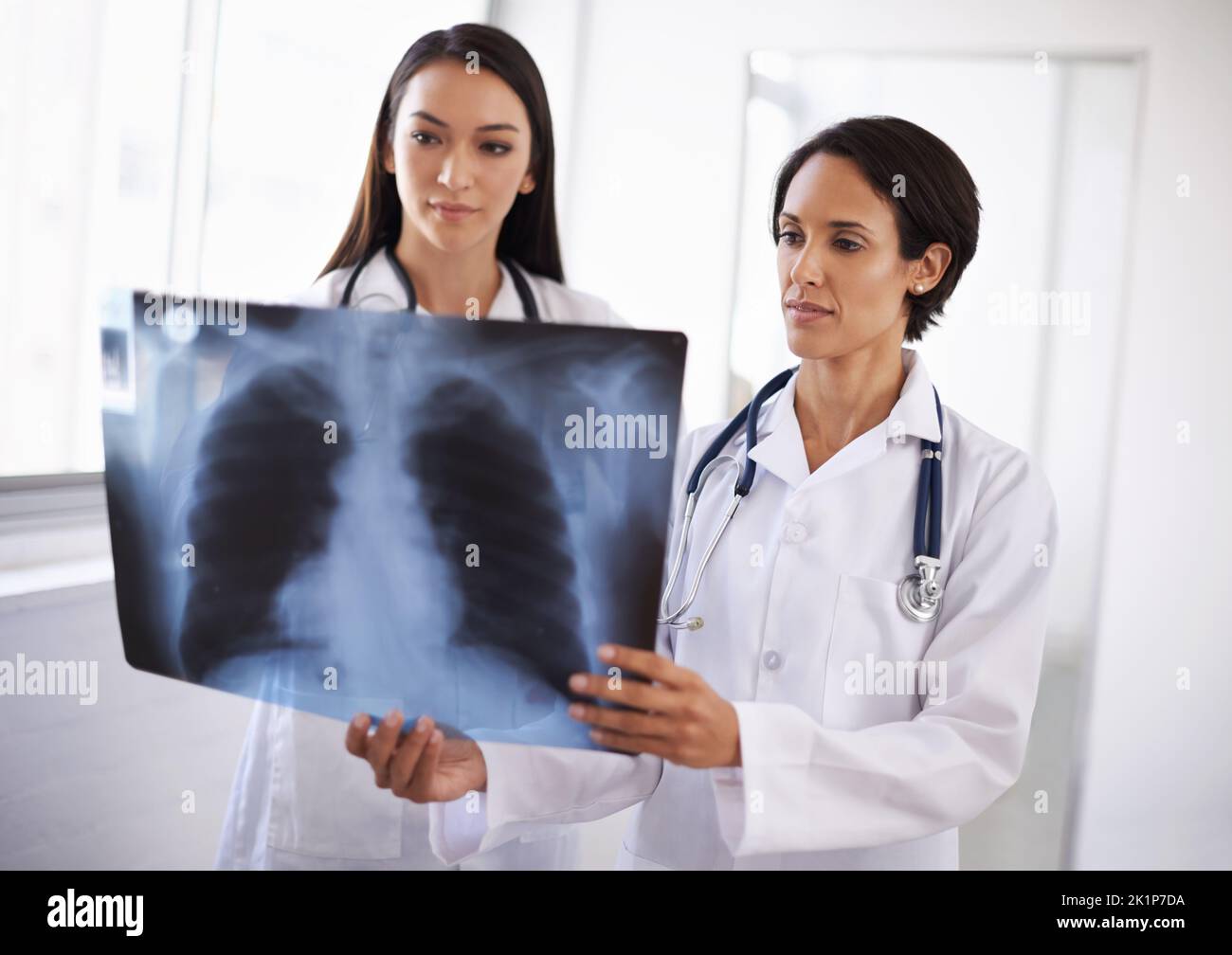 Doctors looking at xray hi-res stock photography and images - Alamy
