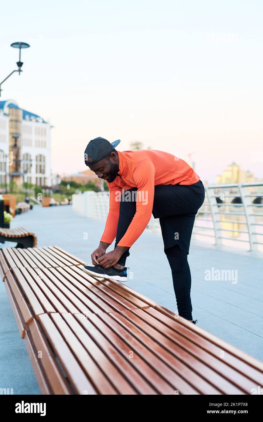 Side view, bent leg hi-res stock photography and images - Alamy