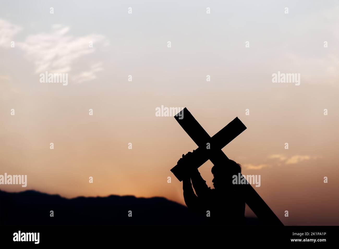 Silhouette christ carrying cross hi-res stock photography and images ...