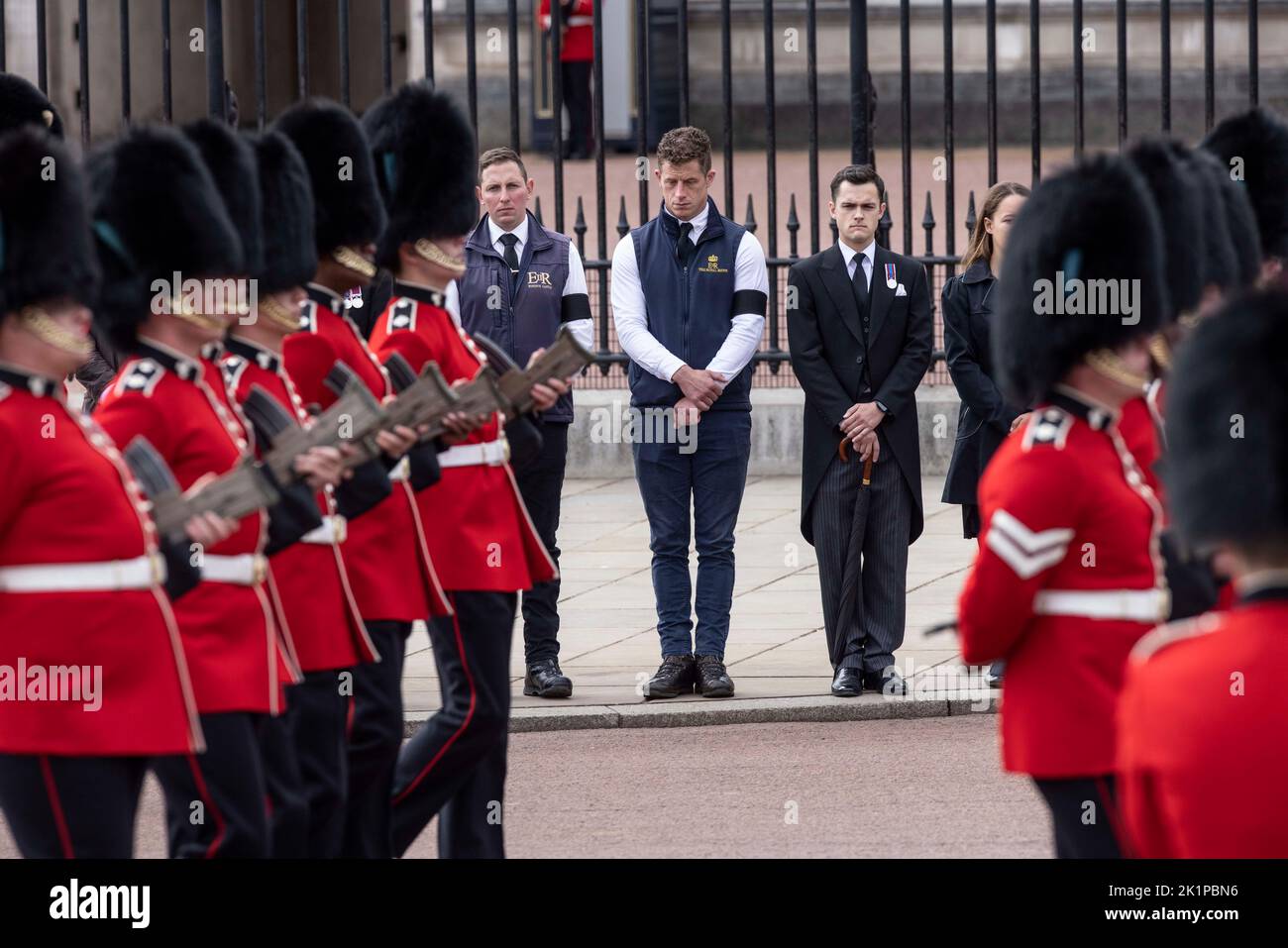 London, UK. 19th Sep, 2022. Buckingham Palace staff stand outside the ...