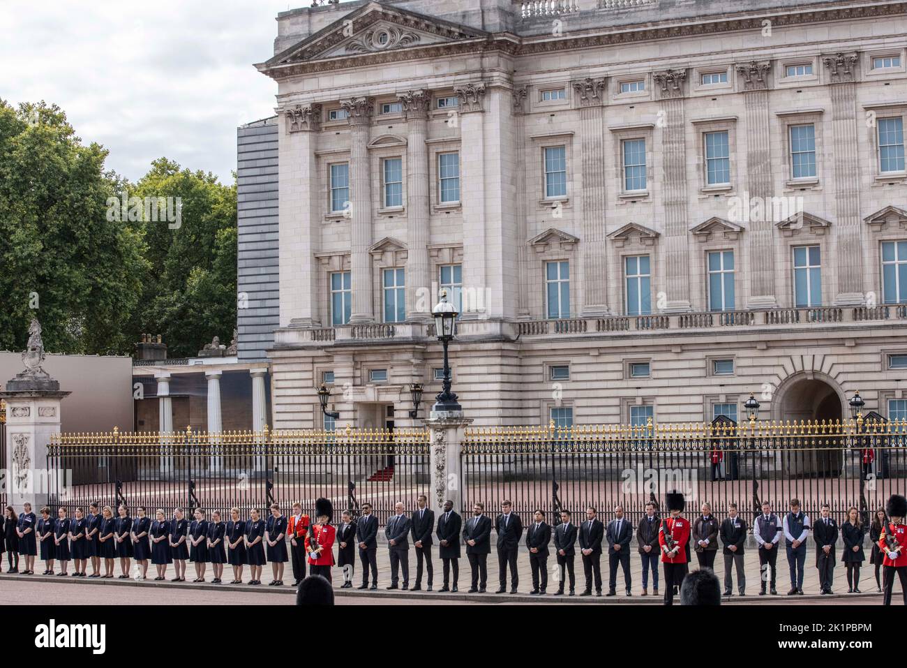 London, UK. 19th Sep, 2022. PHOTO:JEFF GILBERT Buckingham Palace staff ...