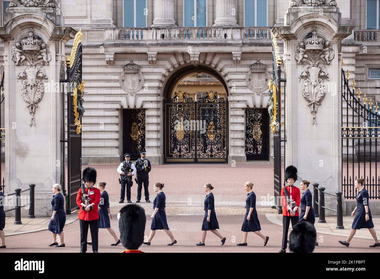 London, UK. 19th Sep, 2022. Buckingham Palace staff stand outside the ...