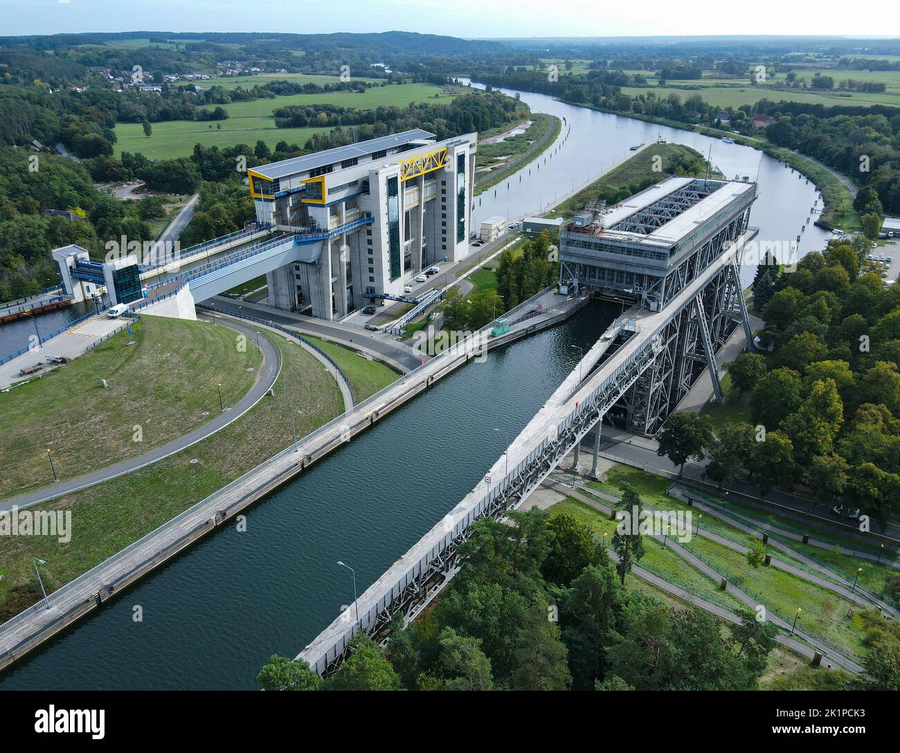 14 September 2022, Brandenburg, Niederfinow: The old (r) and the new (l ...