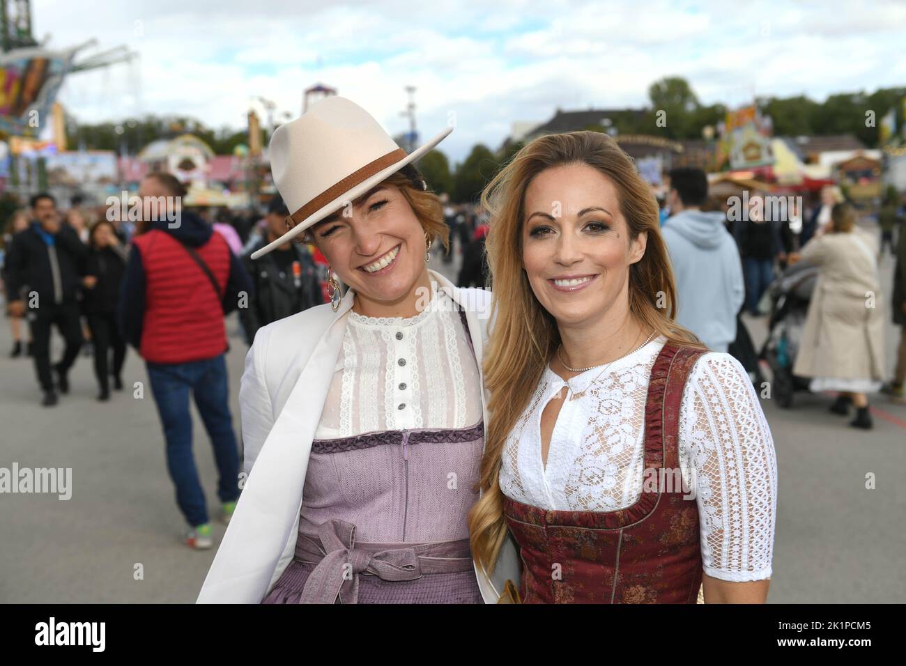Munich, Germany. 19th Sep, 2022. Sportswoman Deines Schindler (l) and ...