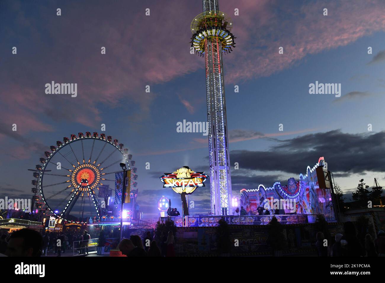 Skyfall ride hi-res stock photography and images - Alamy