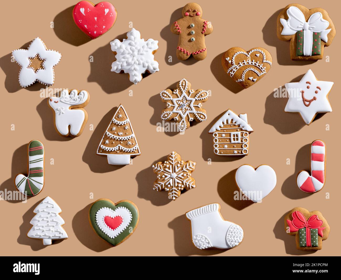 Beige Xmas background. Gingerbread biscuit pattern. Colorful winter ...